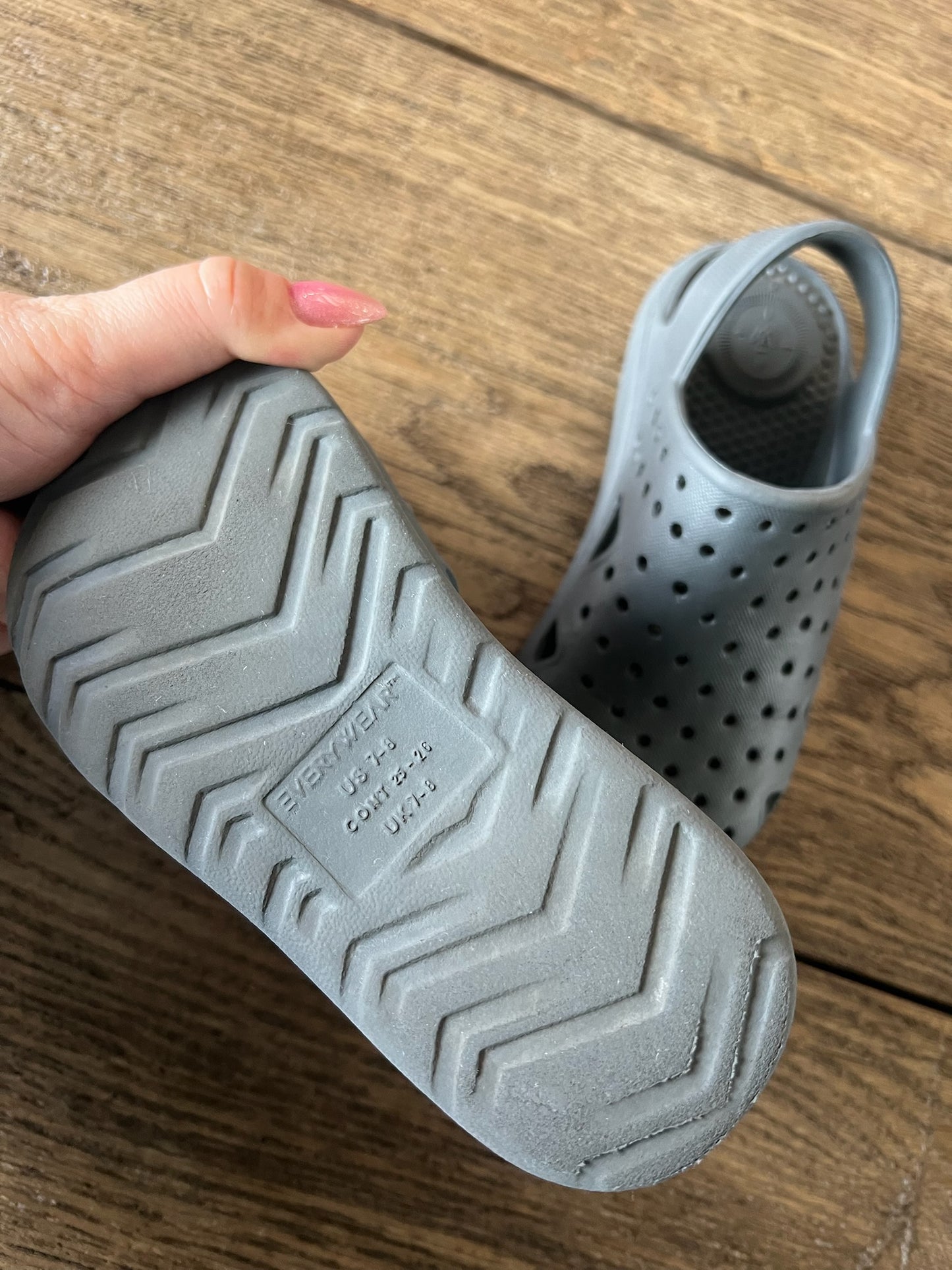 Totes Black Clogs – mini treehouse